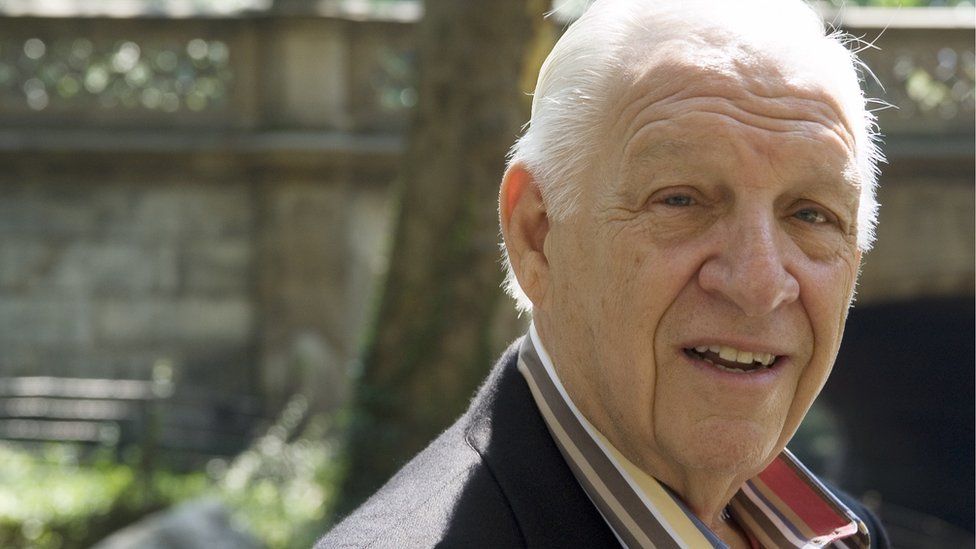 Eazy-E seaside memorial bench in Newhaven unveiled - BBC News