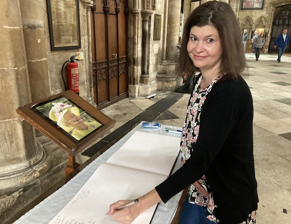 Queen Elizabeth II: Signing book of condolence 'very emotional' - BBC News
