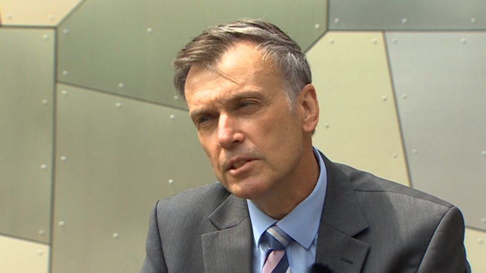 Pennaeth CBAC yn 'deall' pryder nad yw'n siarad Cymraeg - BBC Cymru Fyw