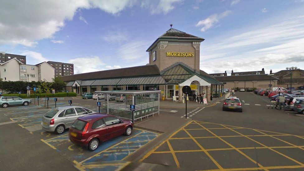 Police hunt Perth supermarket purse snatcher - BBC News