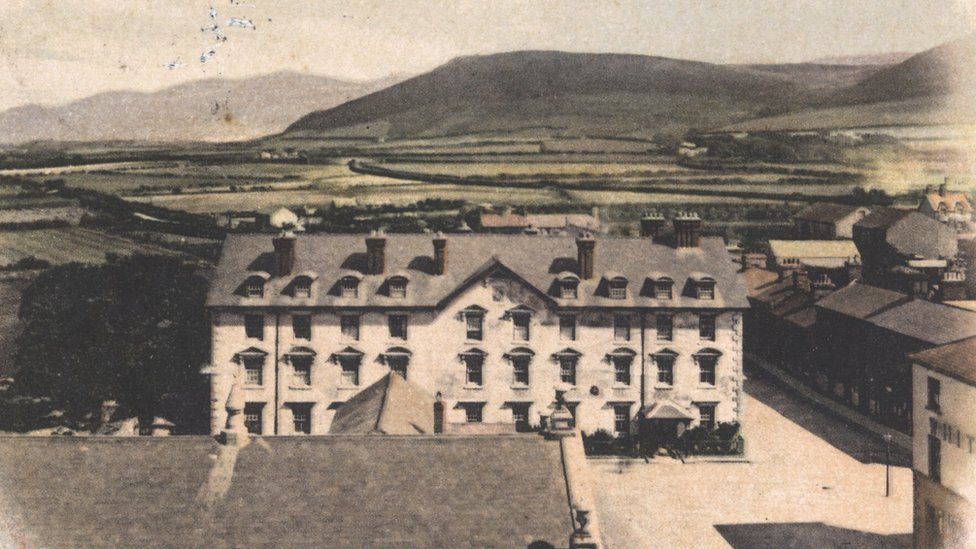Cyflwr gwesty'r Corbett Arms yn poeni trigolion Tywyn - BBC Cymru Fyw