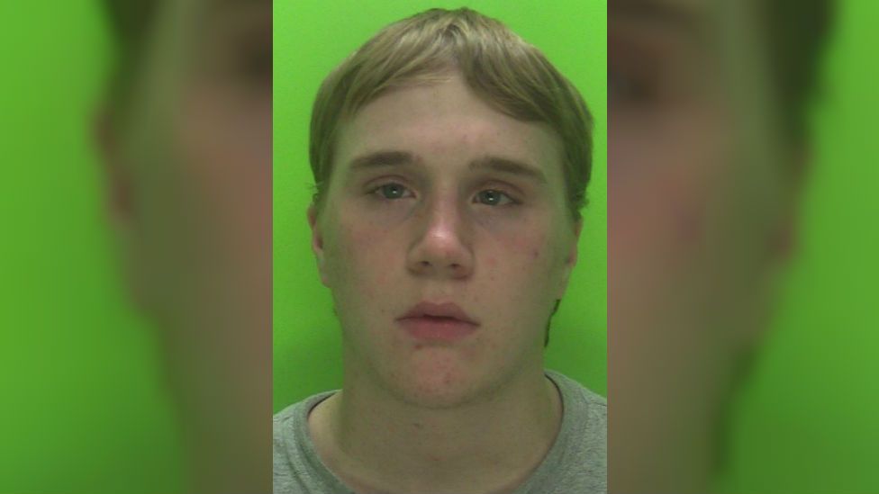 Relatives of Nottingham murderer sentenced for assisting him - BBC News