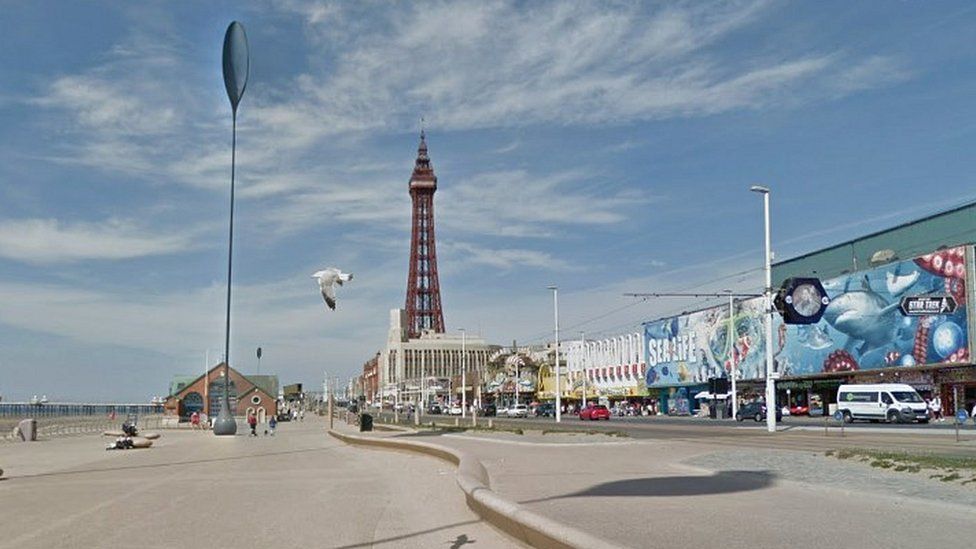 Blackpool crash: Man dies after holding on to moving taxi - BBC News