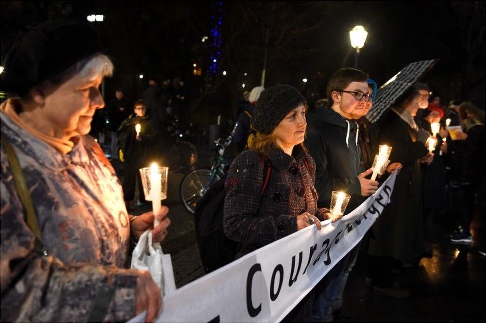 Cologne attacks: Germany to make foreign deportations easier - BBC News