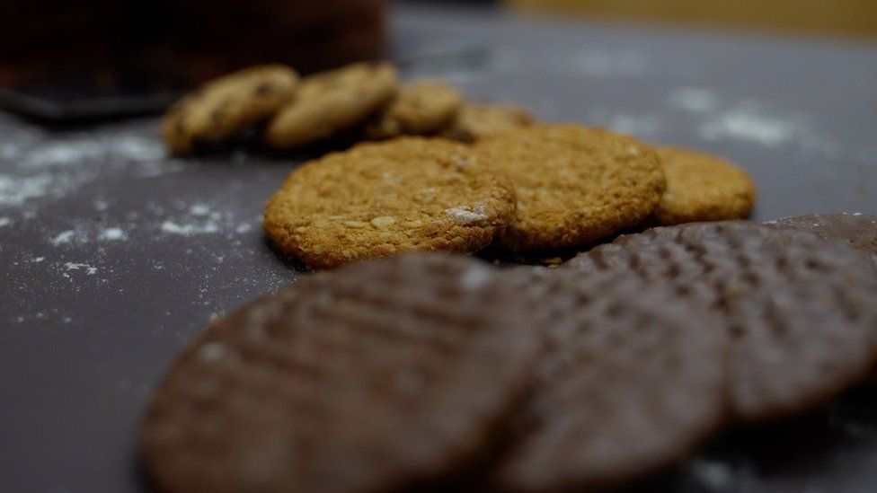 TAW piau hi - pam bod rhai bisgedi'n ddrytach nag eraill? - BBC Cymru Fyw