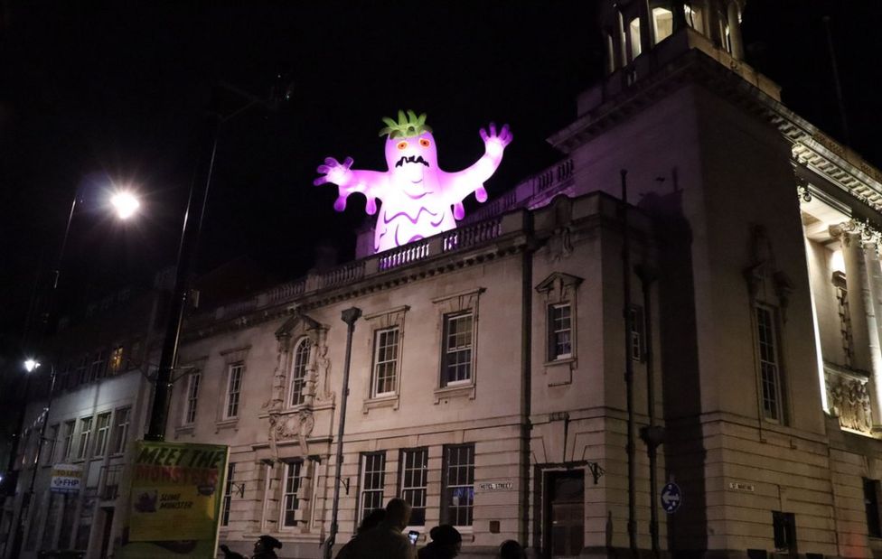In pictures: Leicester lit up by giant glowing monsters - BBC News