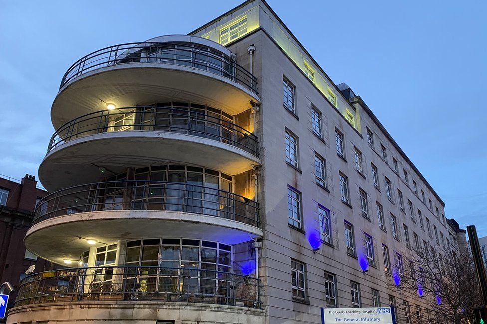 Covid: Leeds buildings lit up in memory of virus victims - BBC News
