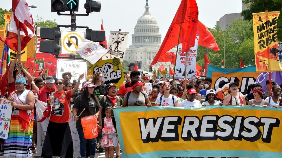 Anti-Trump climate change march draws thousands in US - BBC News