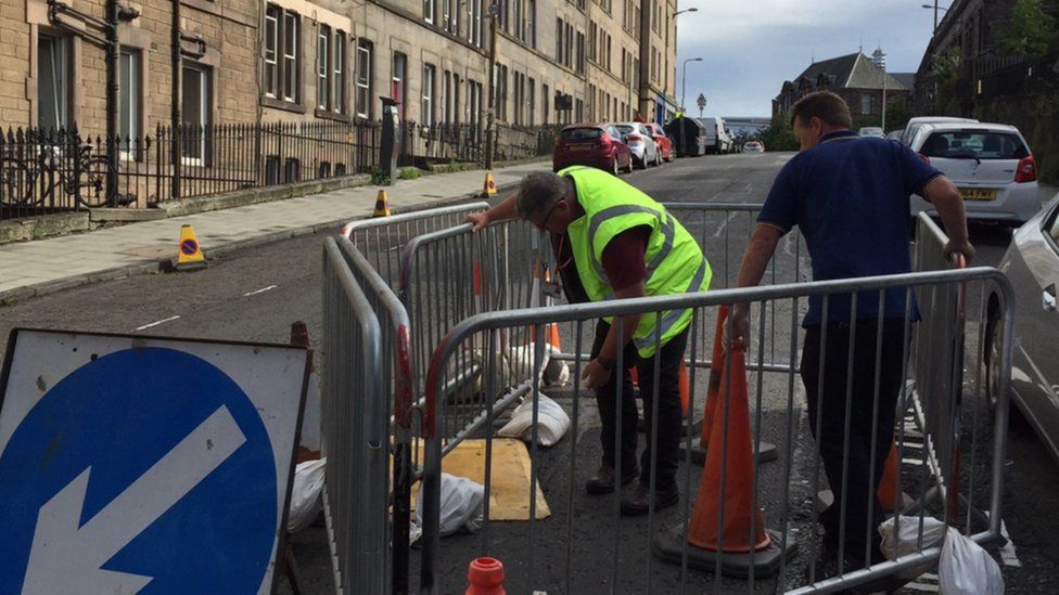 Sink hole appears in Edinburgh city centre road - BBC News