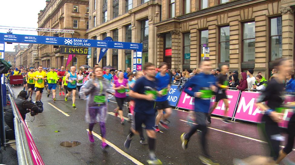 Athletes compete in Great Scottish Run - BBC News