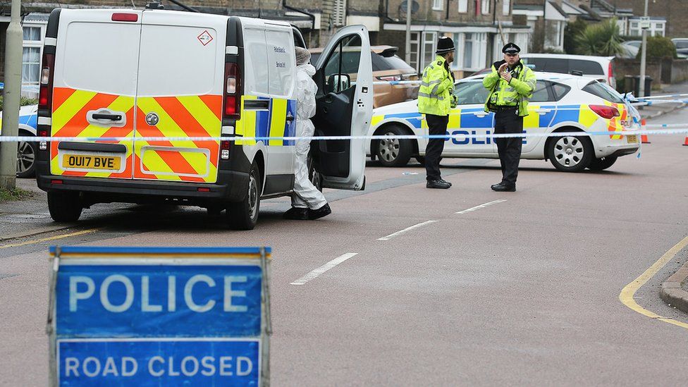 Hemel Hempstead stabbing: Two women arrested - BBC News