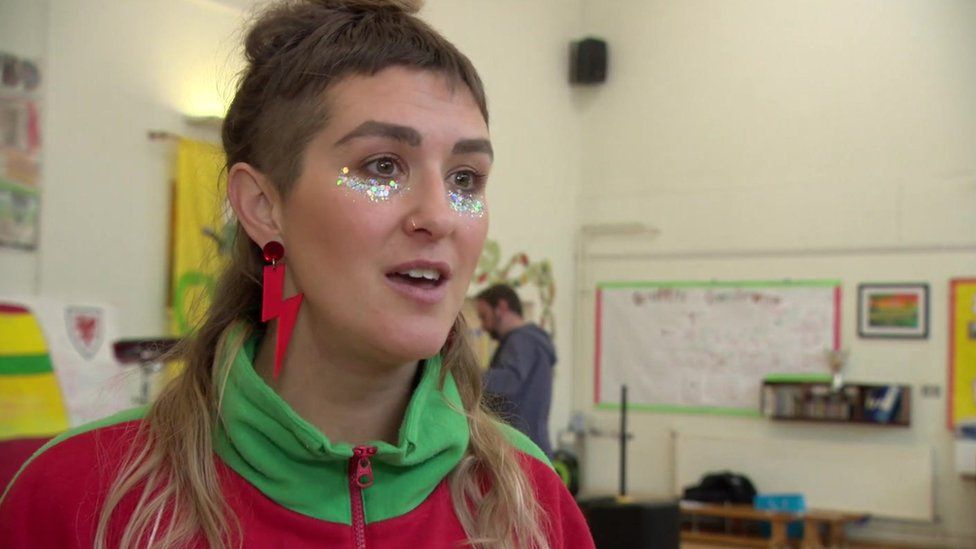 Miwsig AI - hwb creadigol neu rhywbeth i'w ofni? - BBC Cymru Fyw