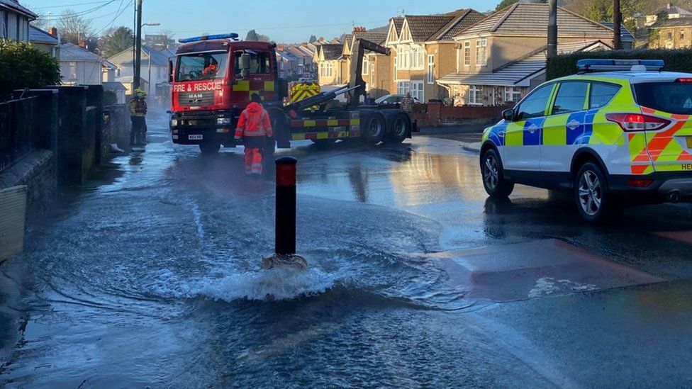 Llifogydd Sgiwen: 'Misoedd' cyn cael dychwelyd adref - BBC Cymru Fyw