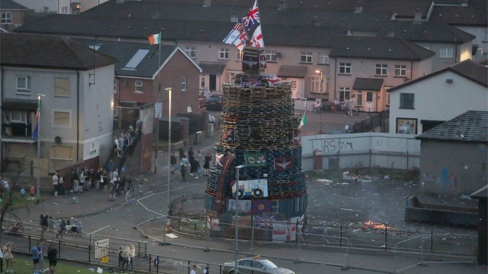 Poppy wreaths on Derry bonfire 'disgraceful and insulting' - BBC News