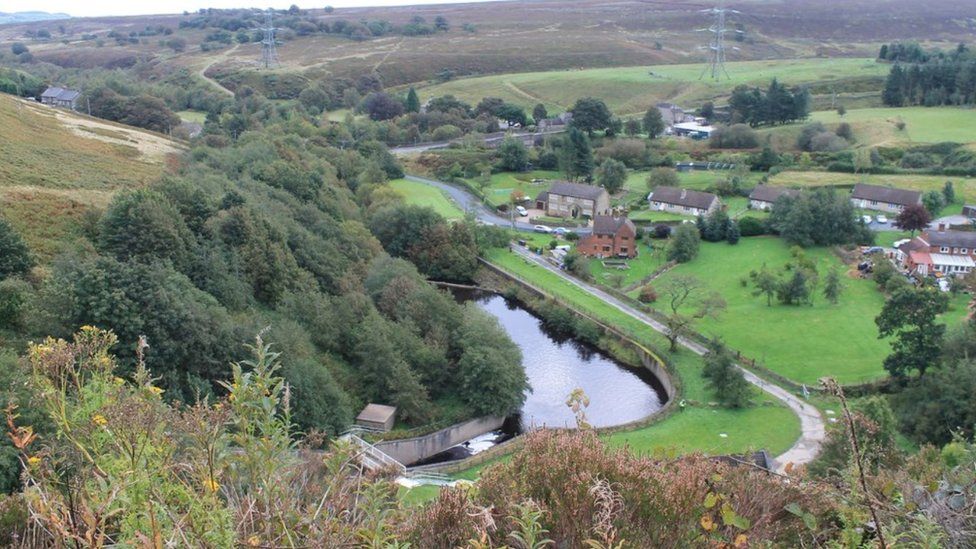 Peak District National Park: Last pylon toppled to improve views - BBC News
