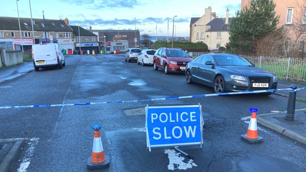 Police hunt driver of red car over Edinburgh pub shooting - BBC News