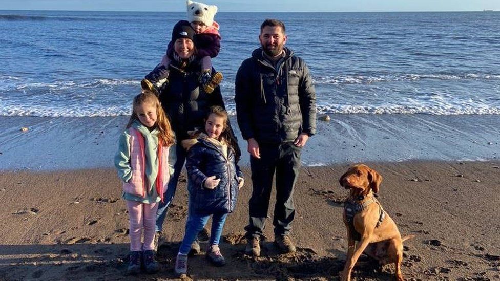 Dad from County Durham completes kidney cycle challenge - BBC News