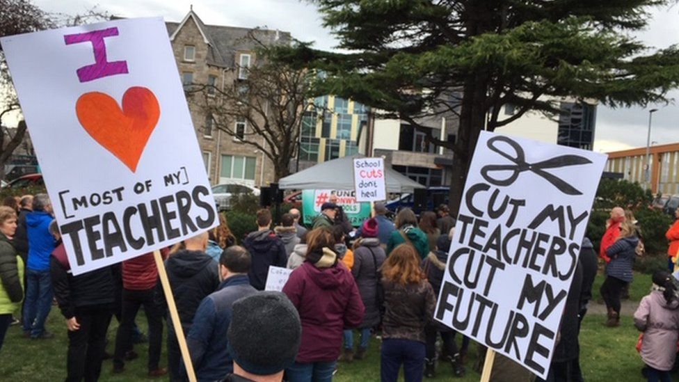 Cyngor Sir Conwy am roi £49m ar gyfer ysgolion - BBC Cymru Fyw