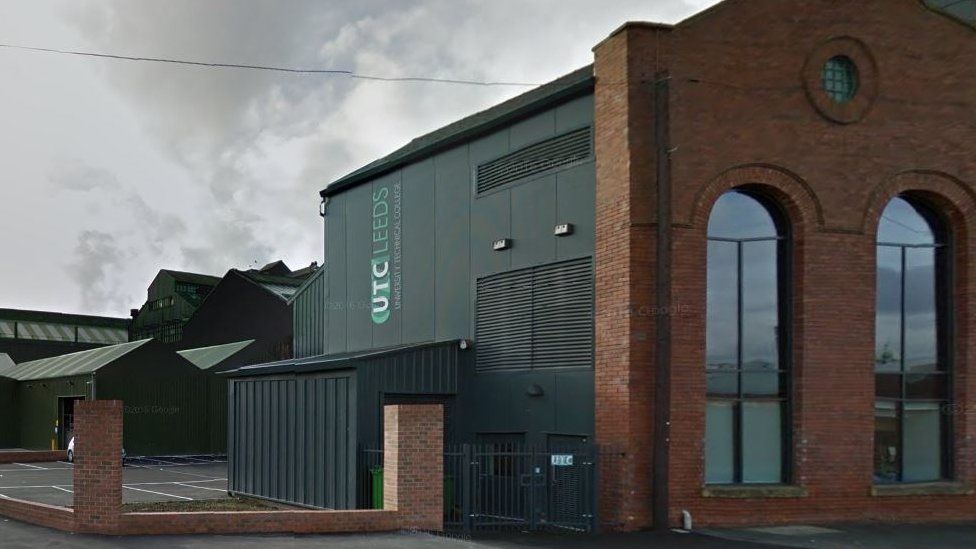 Leeds UTC students help make 3D prosthetic hands - BBC News