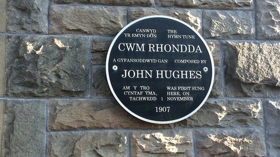 Spectre at the rugby feast and why the Welsh sing hymns - BBC News