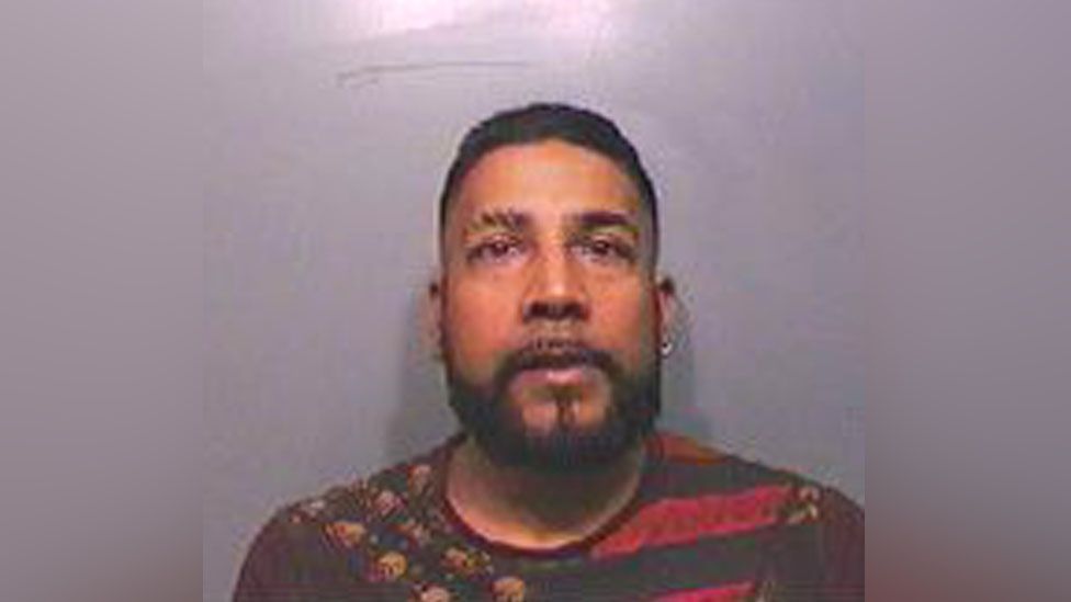 Paedophile vigilantes catch Kempston man Stephen Dass - BBC News