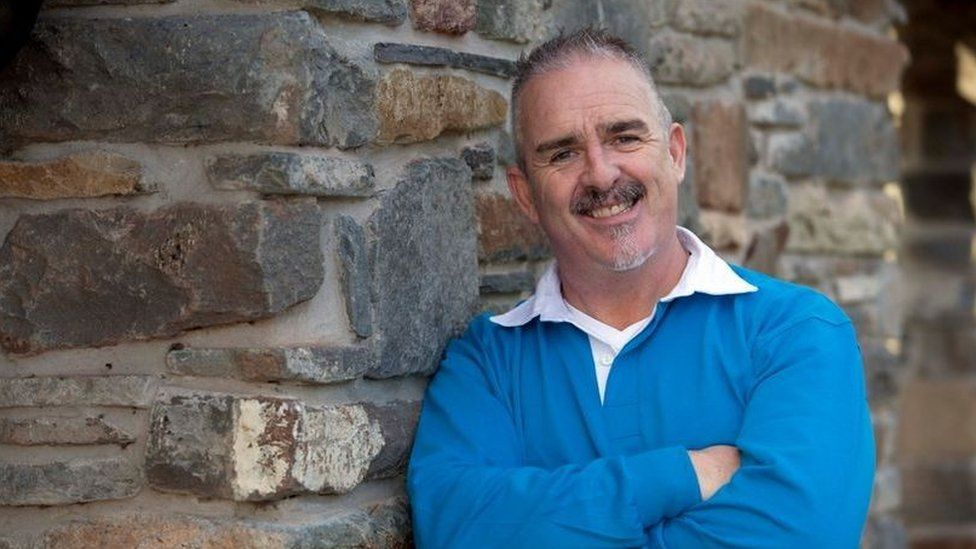 Cannoedd yn angladd Andrew 'Tommo' Thomas yn Aberteifi - BBC Cymru Fyw