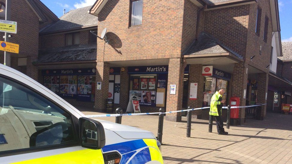 Man stabbed in leg outside Dunstable newsagent - BBC News