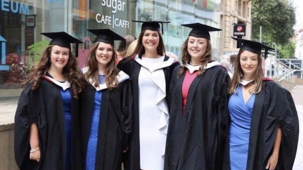 Sut Nadolig fydd hi i arwyr y GIG? - BBC Cymru Fyw