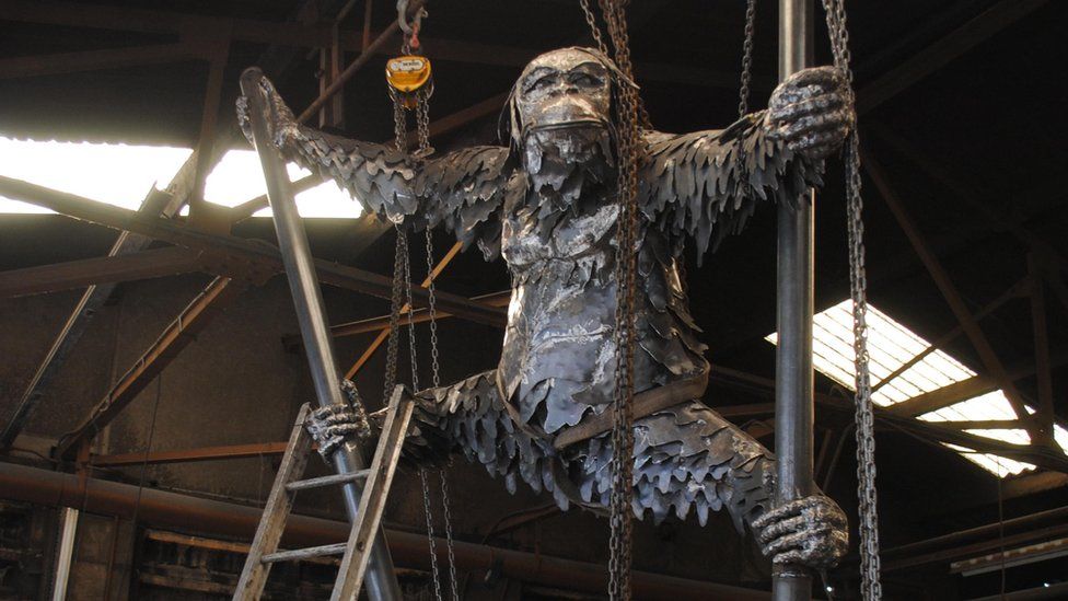 Dudley Zoo unveils statue of endangered orangutan - BBC News