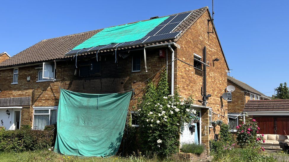 Woman, 90, found dead in Luton house fire - BBC News