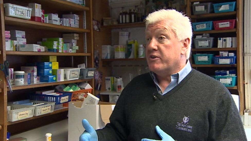 Gobeithio ehangu cynllun i drin dolur gwddf ledled Cymru - BBC Cymru Fyw