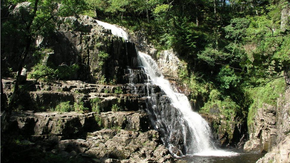 Snowdonia: Man rescued from gorge after 80ft fall - BBC News