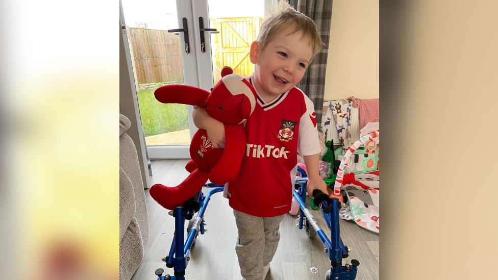 Cerebral palsy: Wrexham boy gets first football boots - BBC News
