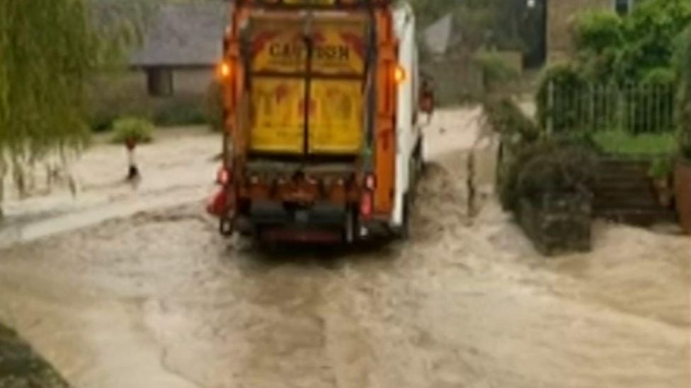 More flooding expected as river levels rise - BBC News
