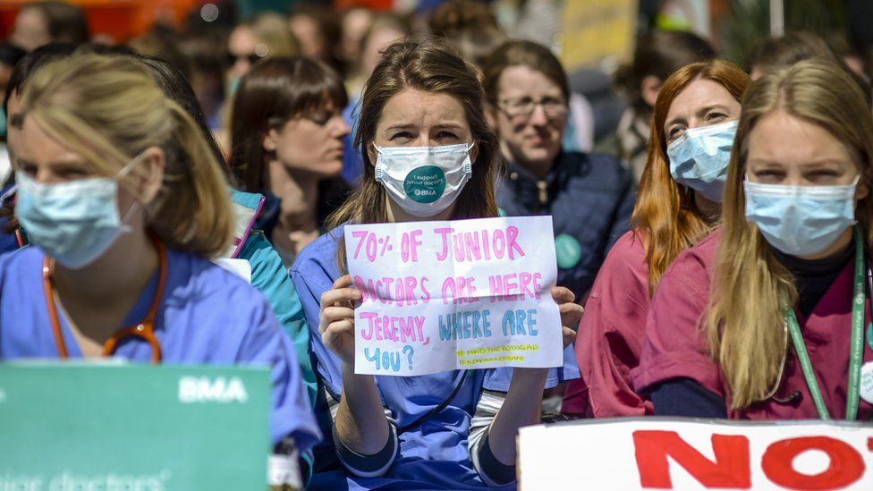 Junior doctors' contracts: Fresh talks under way - BBC News