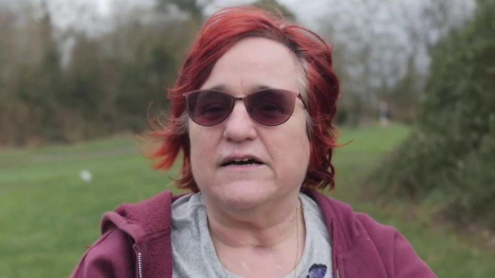 Bedford Hospital: Caroline Coster returns with therapy pet - BBC News