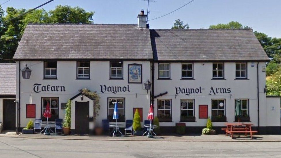 Pentir: Gwrthod cais i droi'r Vaynol Arms yn llety gwyliau - BBC Cymru Fyw