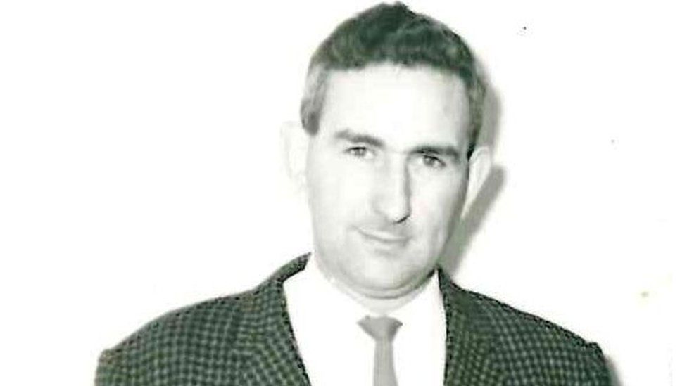 Tributes paid to Aberfan police officer Charles Nunn - BBC News