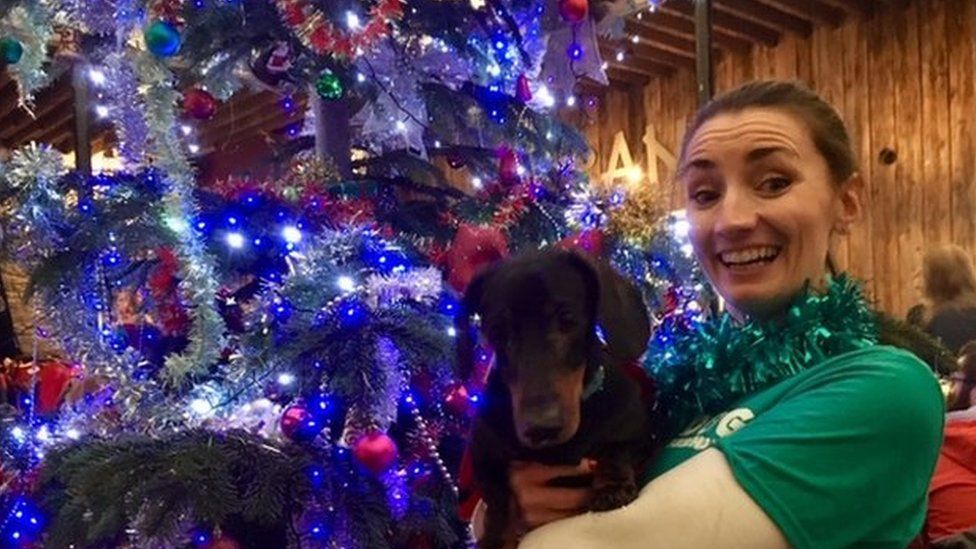 Parti Nadolig i gŵn yng Nghaernarfon - BBC Cymru Fyw