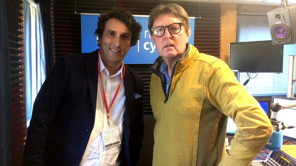 Angen i Gymru 'gredu yn ei hun' meddai cyfarwyddwr Microsoft - BBC ...