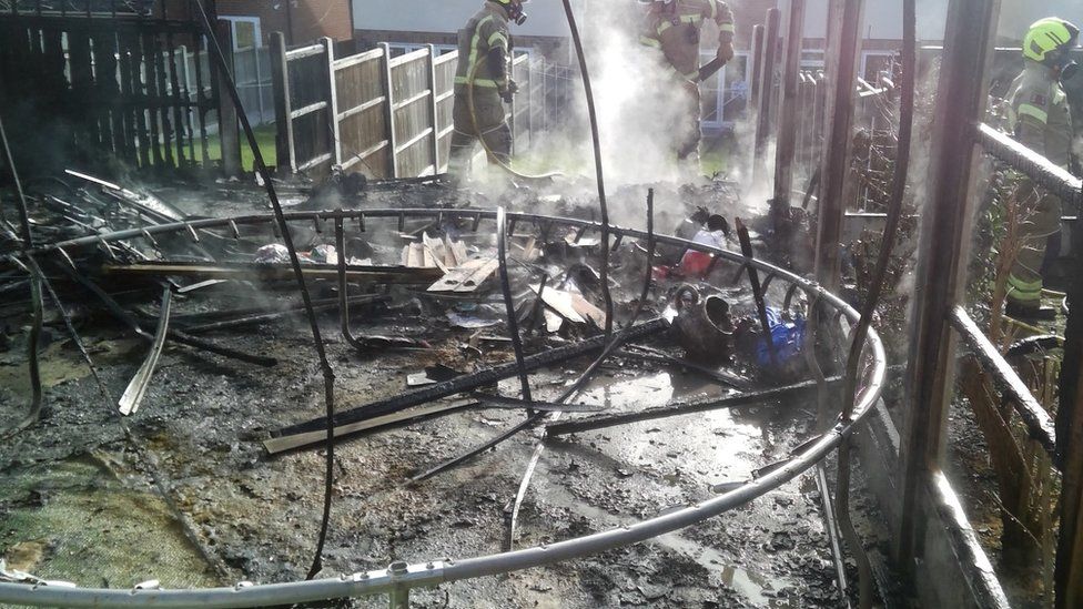 Laindon: Hob fire renders family homeless - BBC News