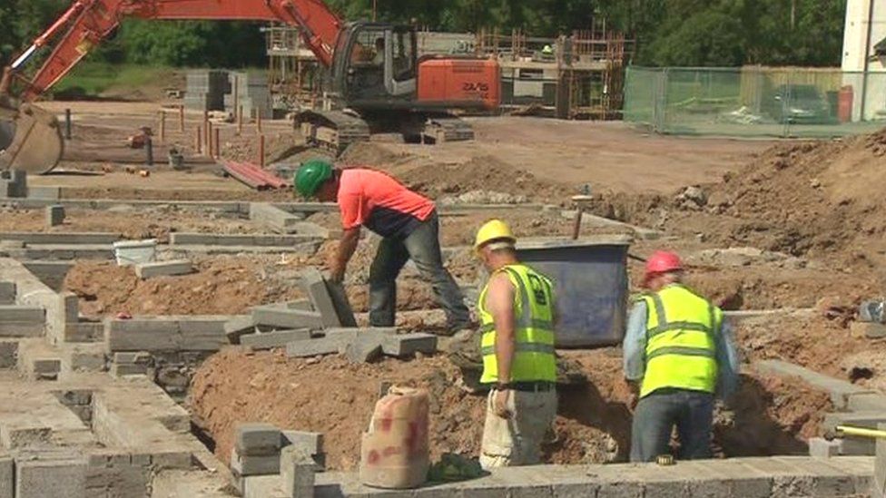 Brexit vote 'hits confidence of Scottish builders' - BBC News