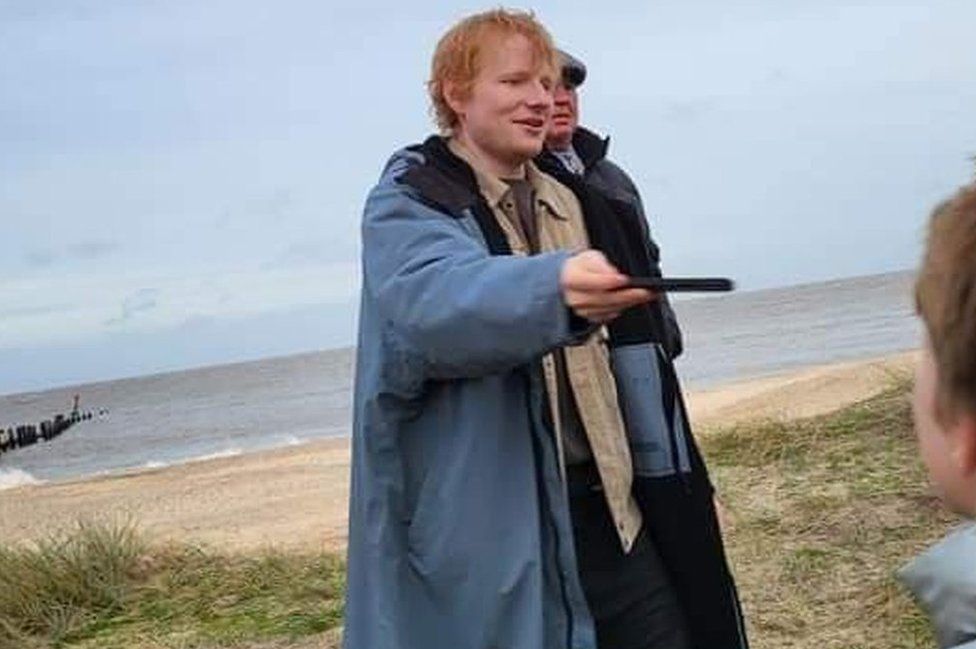 Ed Sheeran: Singer films music video on Lowestoft beach - BBC News