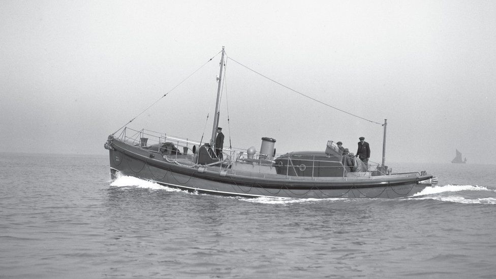 Historic lifeboat images go on show at Poole Museum - BBC News