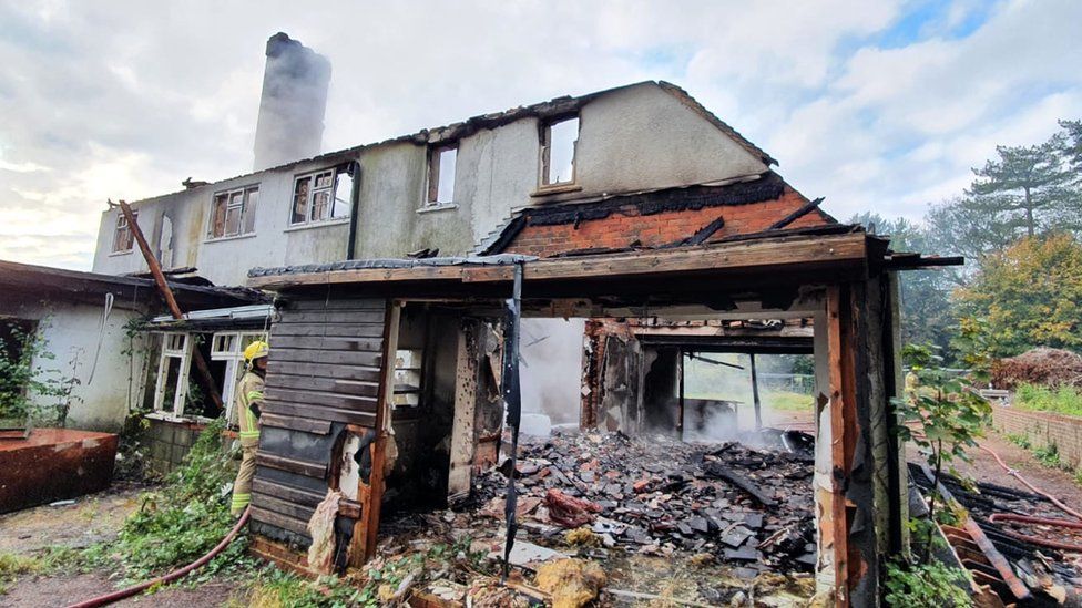 Derelict Droxford property destroyed by huge fire - BBC News