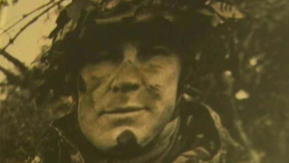 Fred Holroyd: Ex-surgeon backs 'false mental illness' case - BBC News