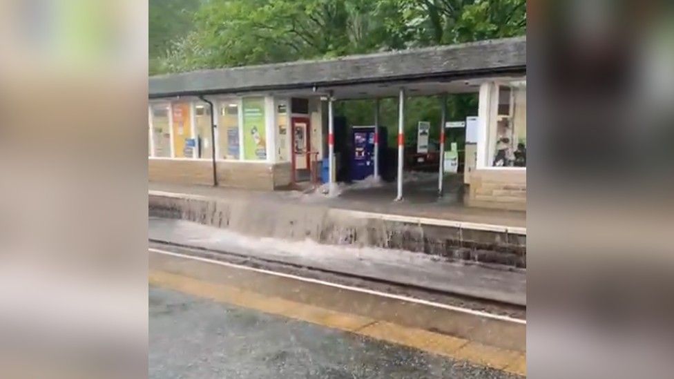Leeds: Flash flooding hits roads and railways during storm - BBC News