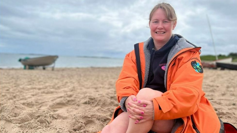 Alnwick woman becomes first solo English Channel stoma swimmer - BBC News