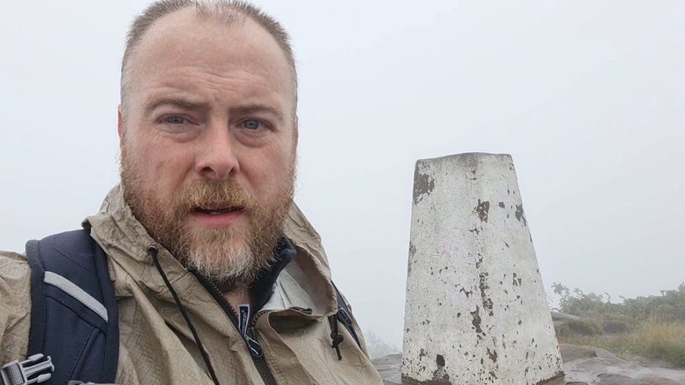 Man scales 95 Peak District 'Ethels' in new feat - BBC News