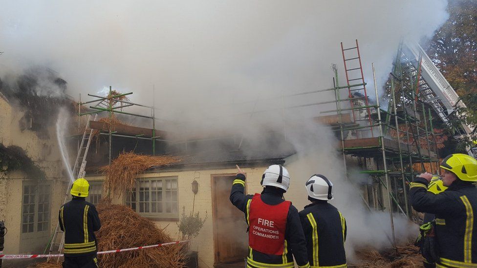 Devizes thatched house fire: 'Picture-postcard' home shock - BBC News